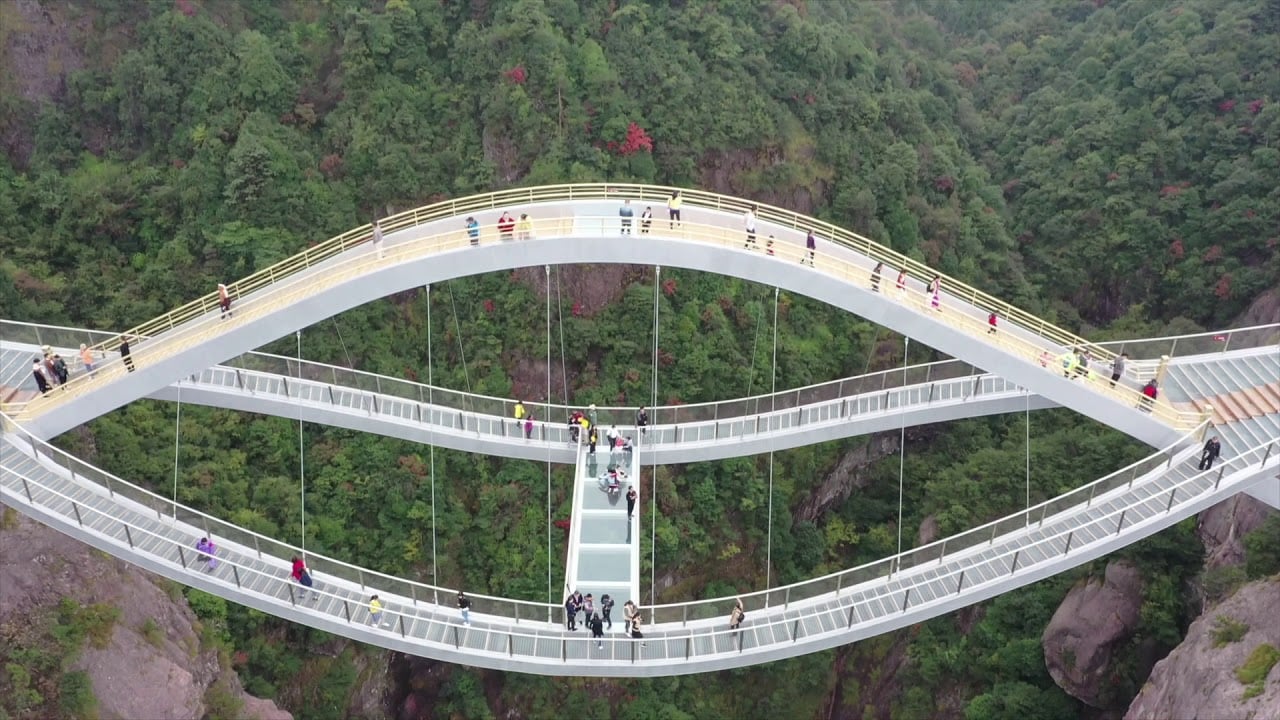 This "Bending" Bridge in China Is an Engineering Marvel