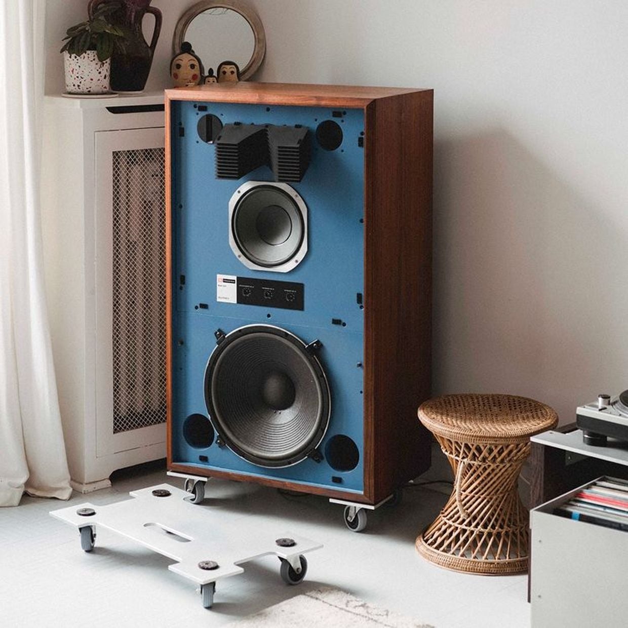 These Minimalist Aluminum Stands Let Your Floor Speakers Take the Spotlight