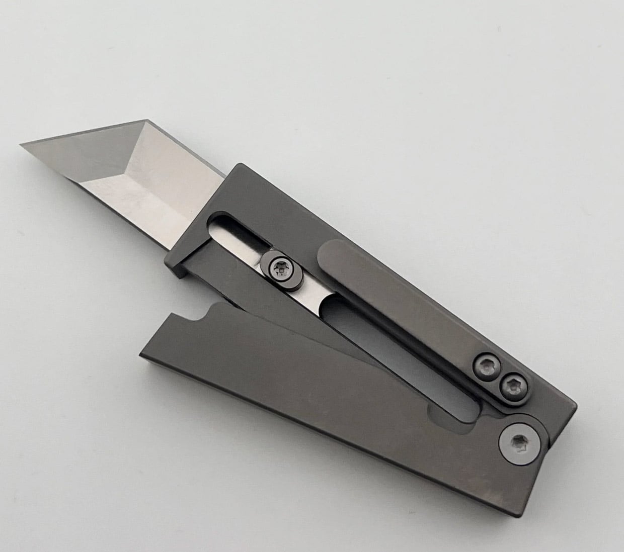 The Parachute Mini Knife Is Inspired by WWII Gravity Knives