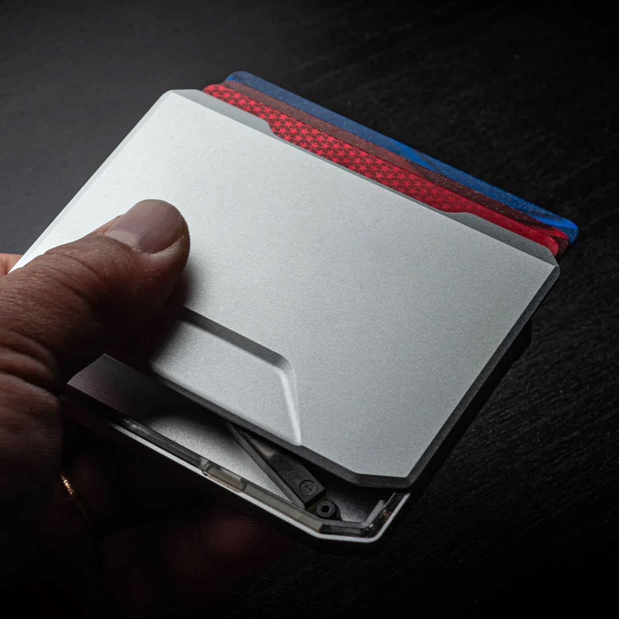 Dango SK1 Slide Kick Wallet Is a Credit Card Carrier for Fidgeters