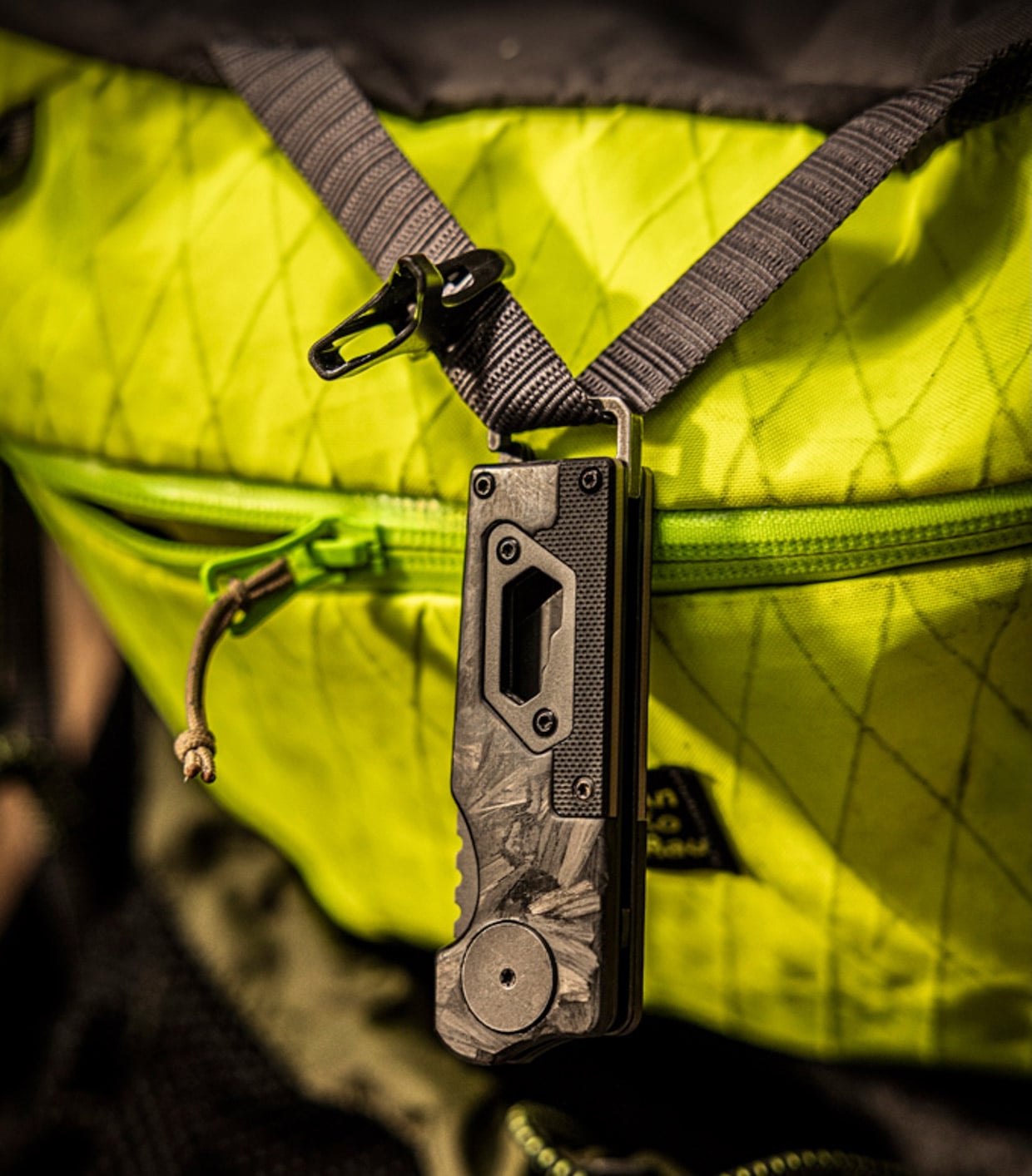 This Pocket Utility Knife Features a Unique Rotating Blade Mechanism