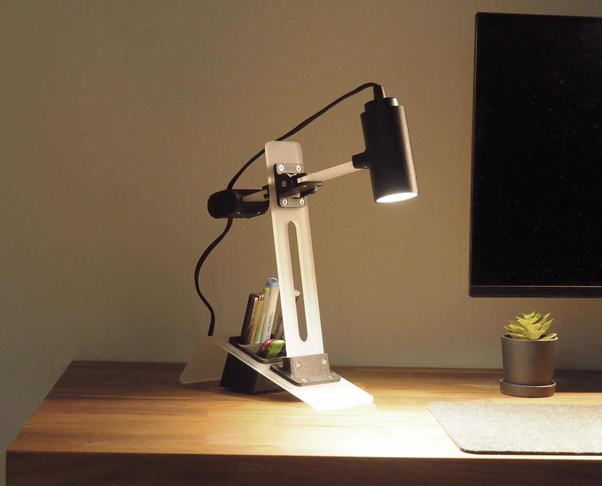 This Minimalist Desk Lamp Perfectly Balances Form and Function