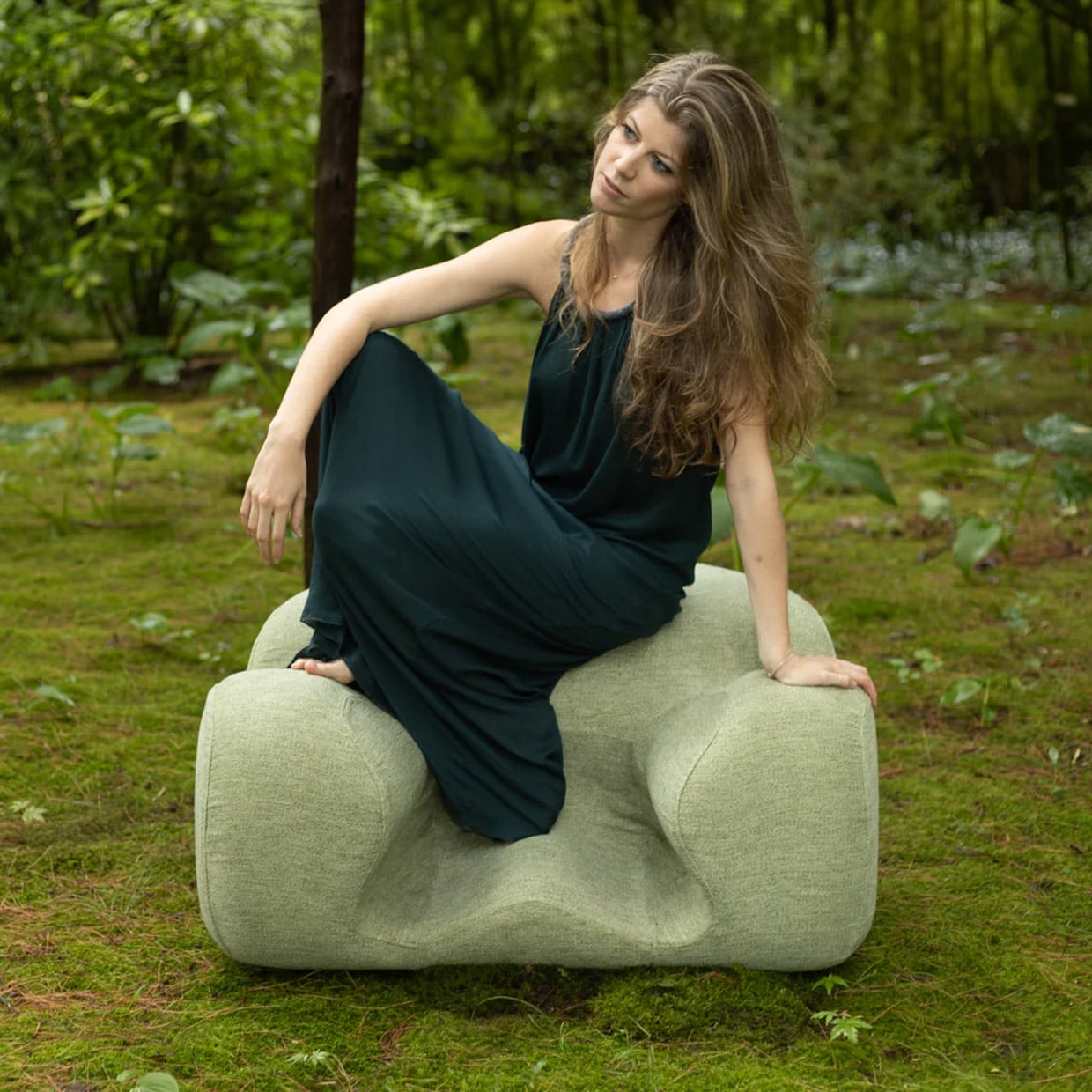 The Backless Oyster Meditation Chair Brings Clarity and Comfort